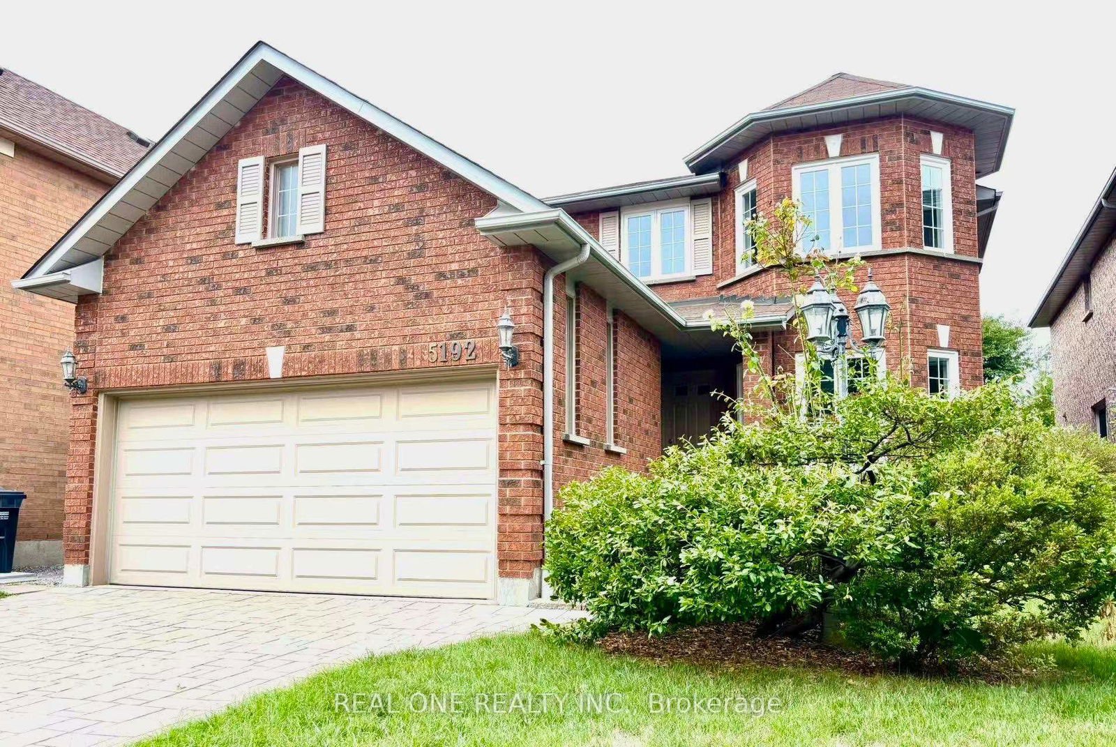View 5192 Castlefield Drive, Mississauga | MLS# W12368412 | East Credit ...