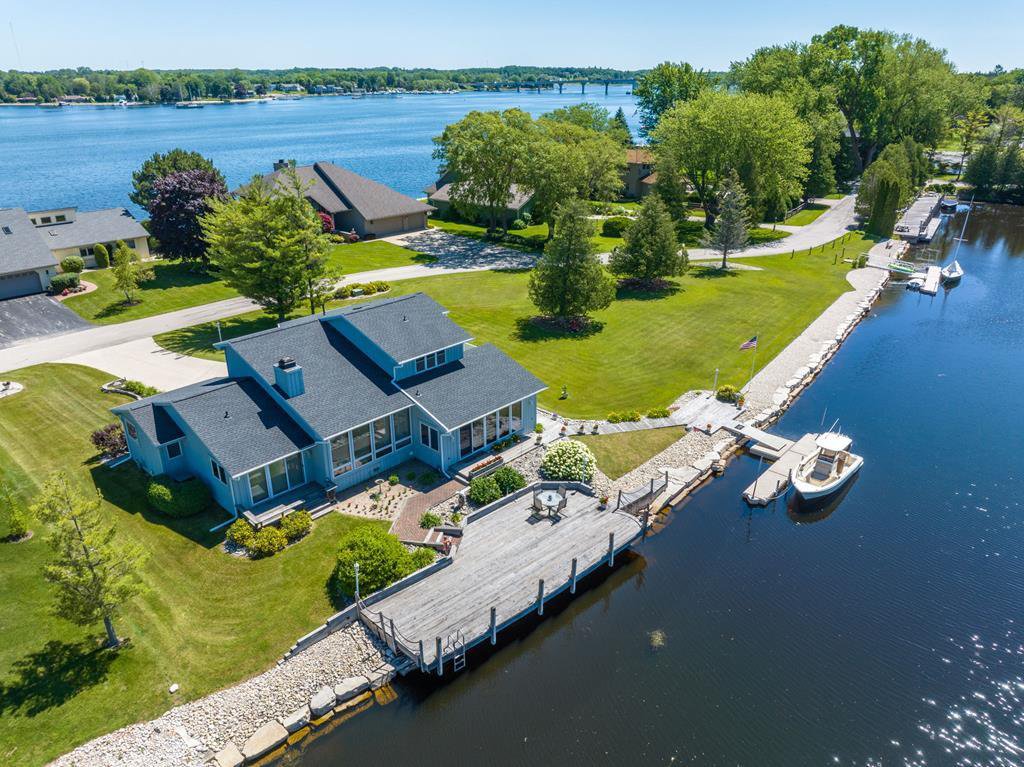 615 Vine Ct, Sturgeon Bay, 54235