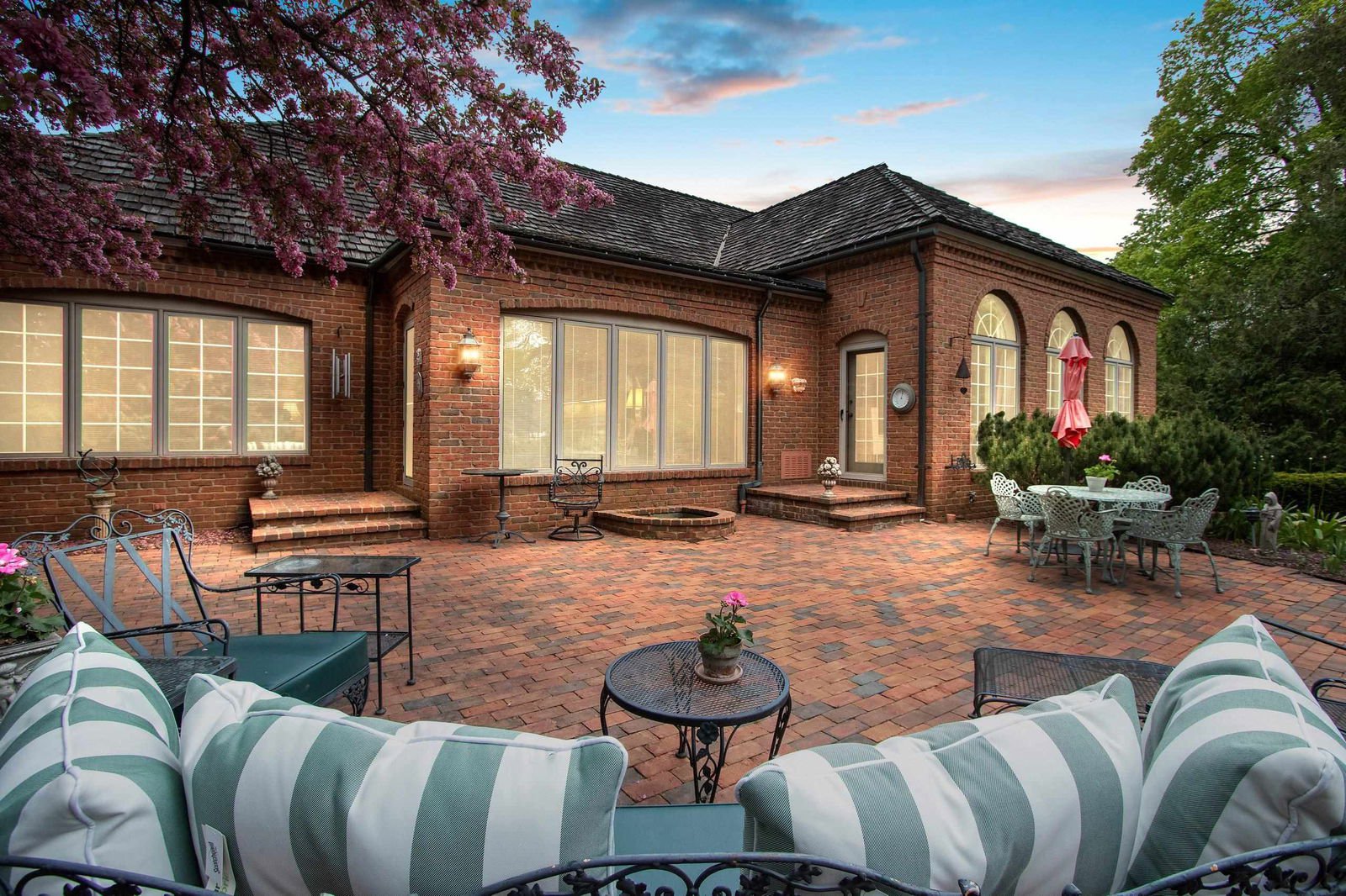 321 BRAEBOURNE Court, Green Bay, WI 54301, 54301